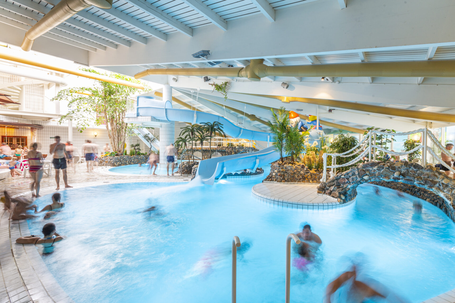 Subtropisch zwembad en wedstrijdbad van Marveld Recreatie